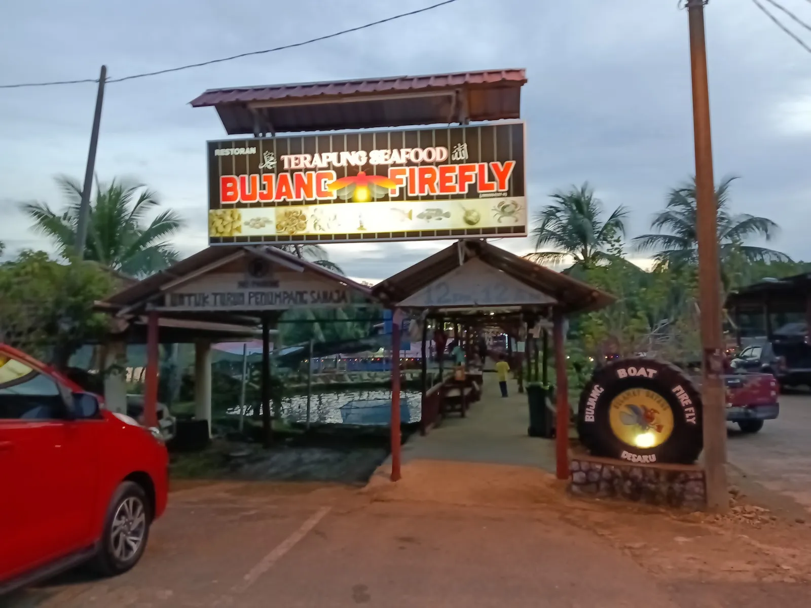 Restoran Terapung Seafood Bujang Firefly, Halal Restaurant in Bandar ...