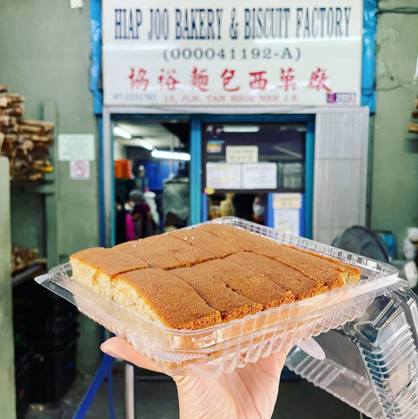 This 100-Year-Old Halal Bakery In JB Has Banana Cake Worth Queuing For!