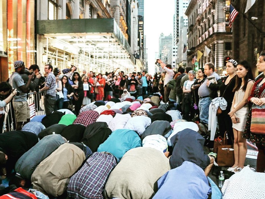 #HHWTStories: Muslims Gather For Iftar And Prayers On The Streets Of ...